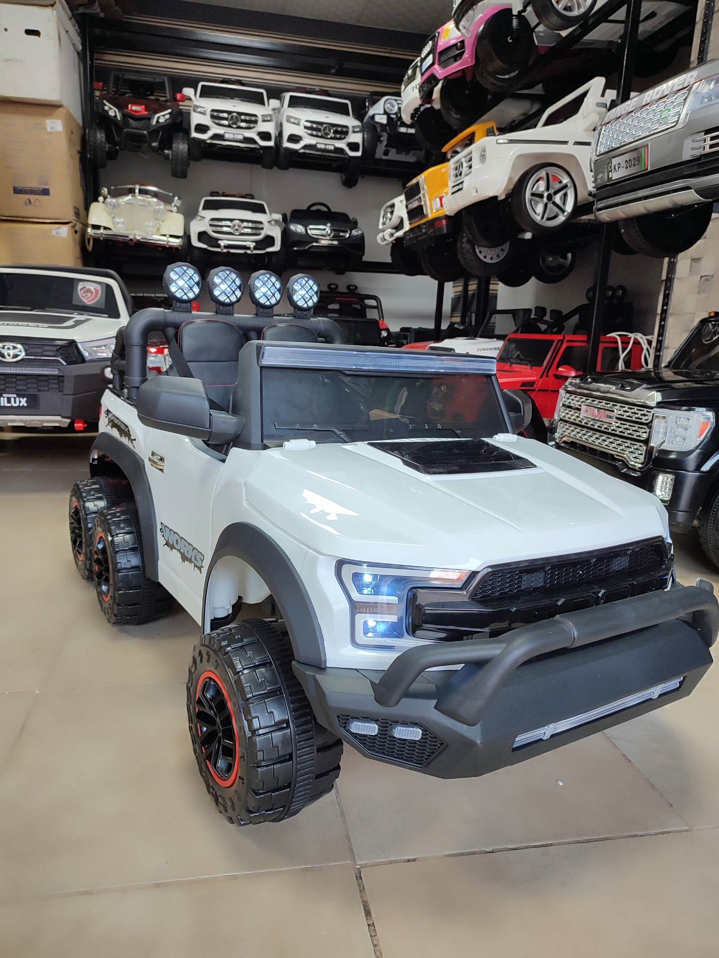 6 Teker Tek Kisilik Jeep! 12V, 4x4, 6 Teker Amortisman, Kumandali, Cep Kontrol Akülü Araba ...