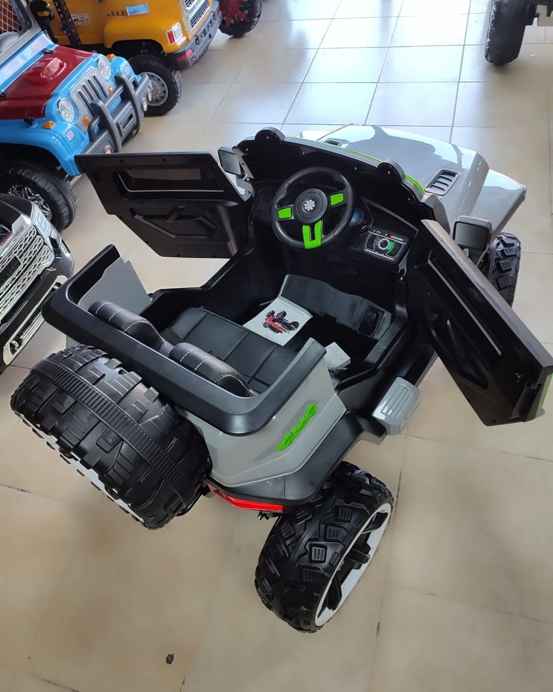 Dev Boyut Jeep! 12V, 4X4 (4 Motor), Full Eva Yumusak Lastik, Cep Tel ...