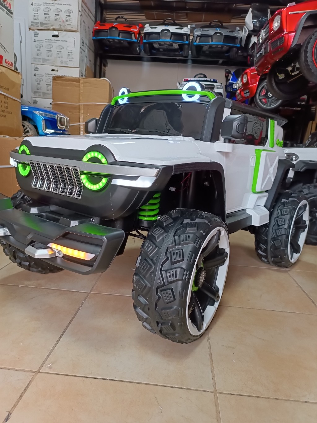 Dev Boyut Jeep! 12V, 4X4 (4 Motor), Full Eva Yumusak Lastik, Cep Tel ...