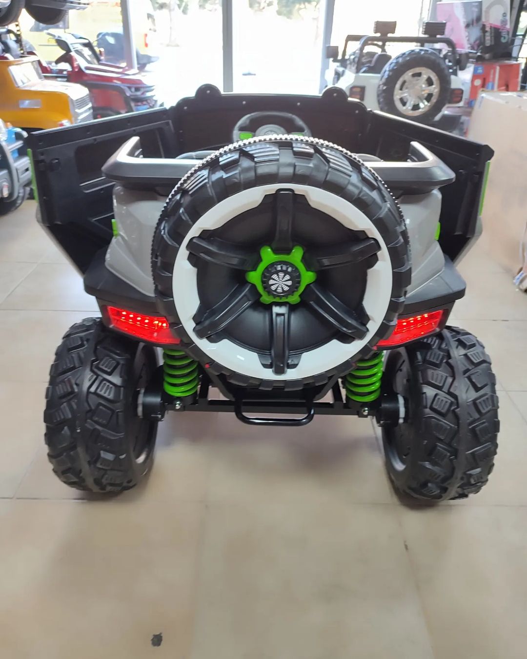 Dev Boyut Jeep! 12V, 4X4 (4 Motor), Full Eva Yumusak Lastik, Cep Tel ...