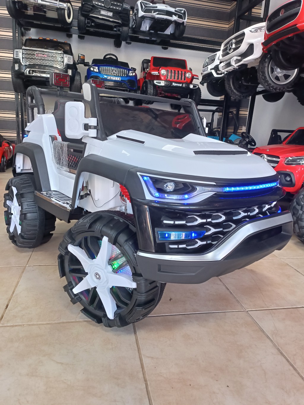 Explorer Jeep! 12V, 4x4, Elektronik Kapı, Led Işıklı Tekerlekler ...